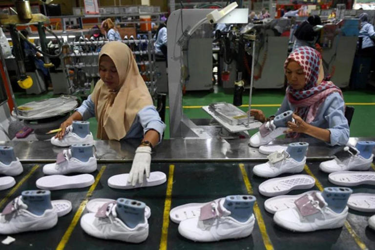 Miris! 2 Pabrik Sepatu di Tangerang Dikabarkan PHK Ribuan Buruh Miris! 2 Pabrik Sepatu di Tangerang Dikabarkan PHK Ribuan Buruh
