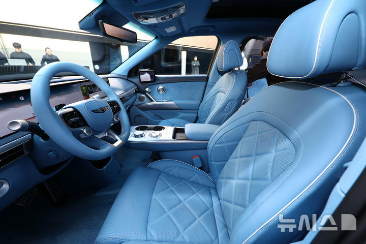 現代自動車「ジェネシス」新型GV6公開 ／ソウル