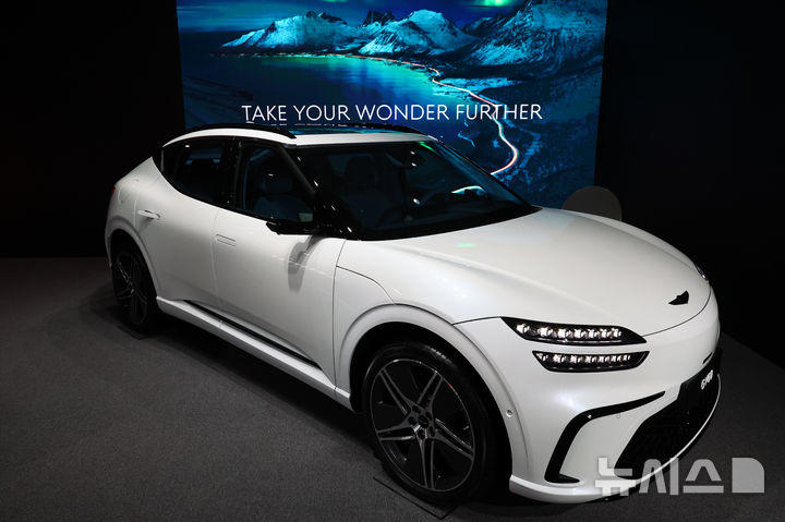 現代自動車「ジェネシス」新型GV6公開 ／ソウル