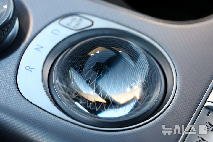 現代自動車「ジェネシス」新型GV6公開 ／ソウル