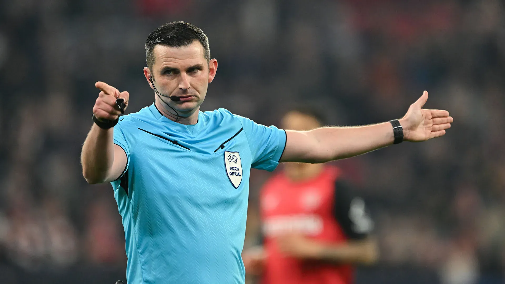 Granit Xhaka distrugge Michael Oliver: duro attacco contro l'arbitro. Foto