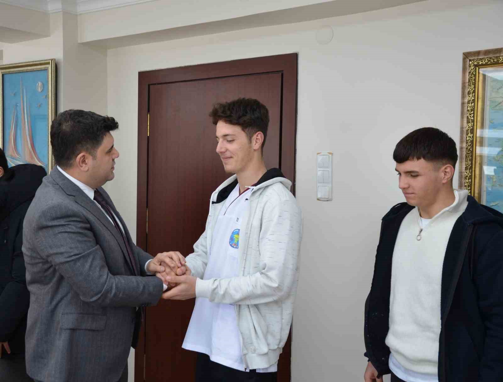 Kaymakam Seyman, bilek güreşi şampiyonlarına belgelerini verdi