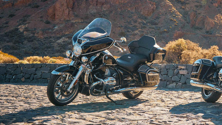 How This BMW R 18 Tourer Undercuts The Harley Street Glide, But ...