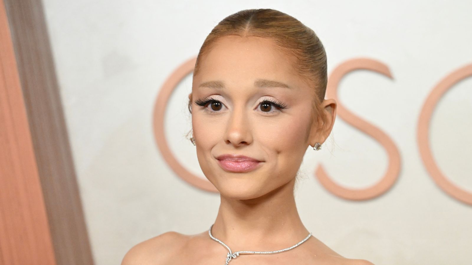 Ariana Grande's kitchen lighting taps into a retro trend – goodbye ...