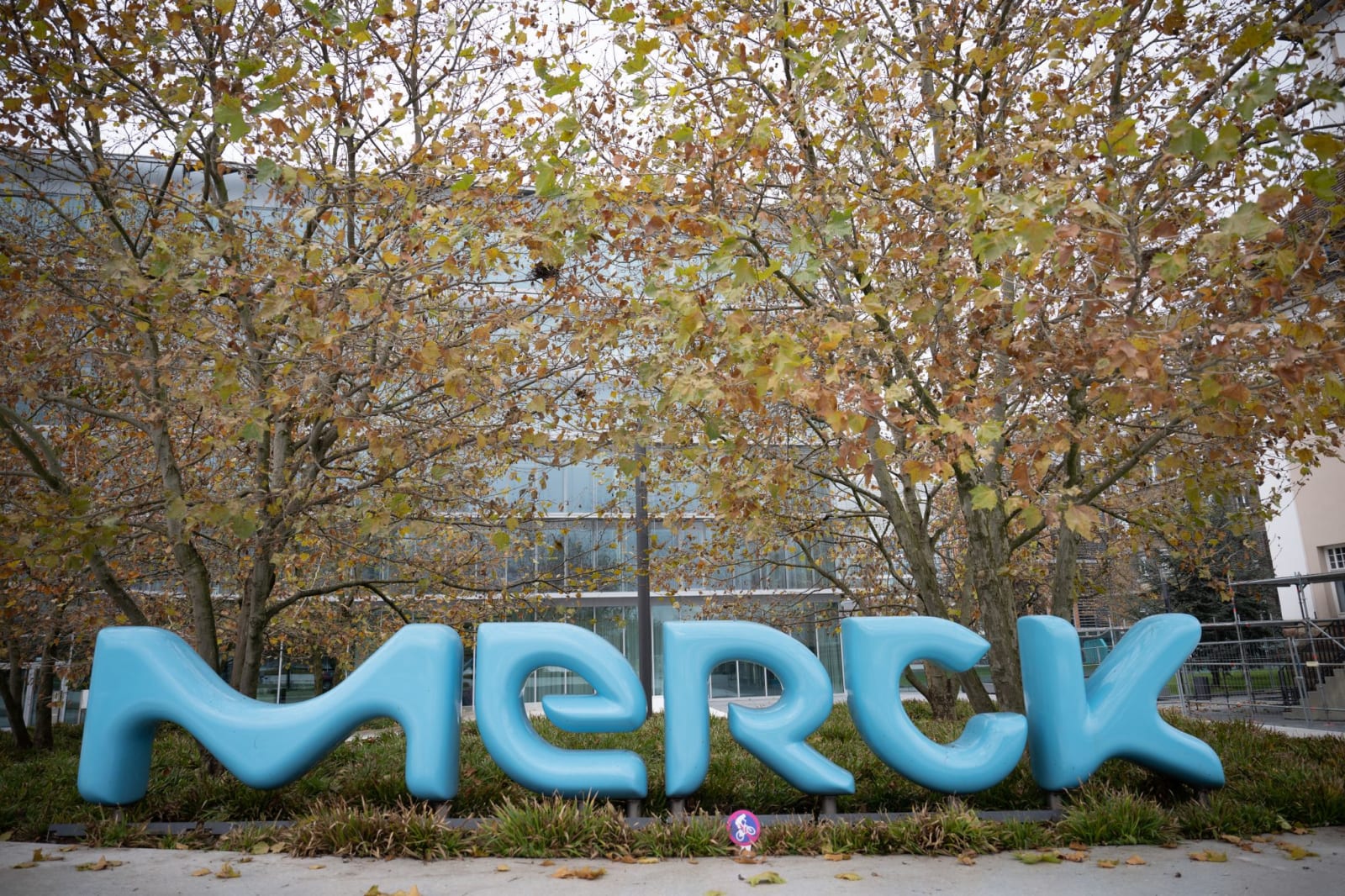 Merck sees slight earnings, sales growth in 2025
