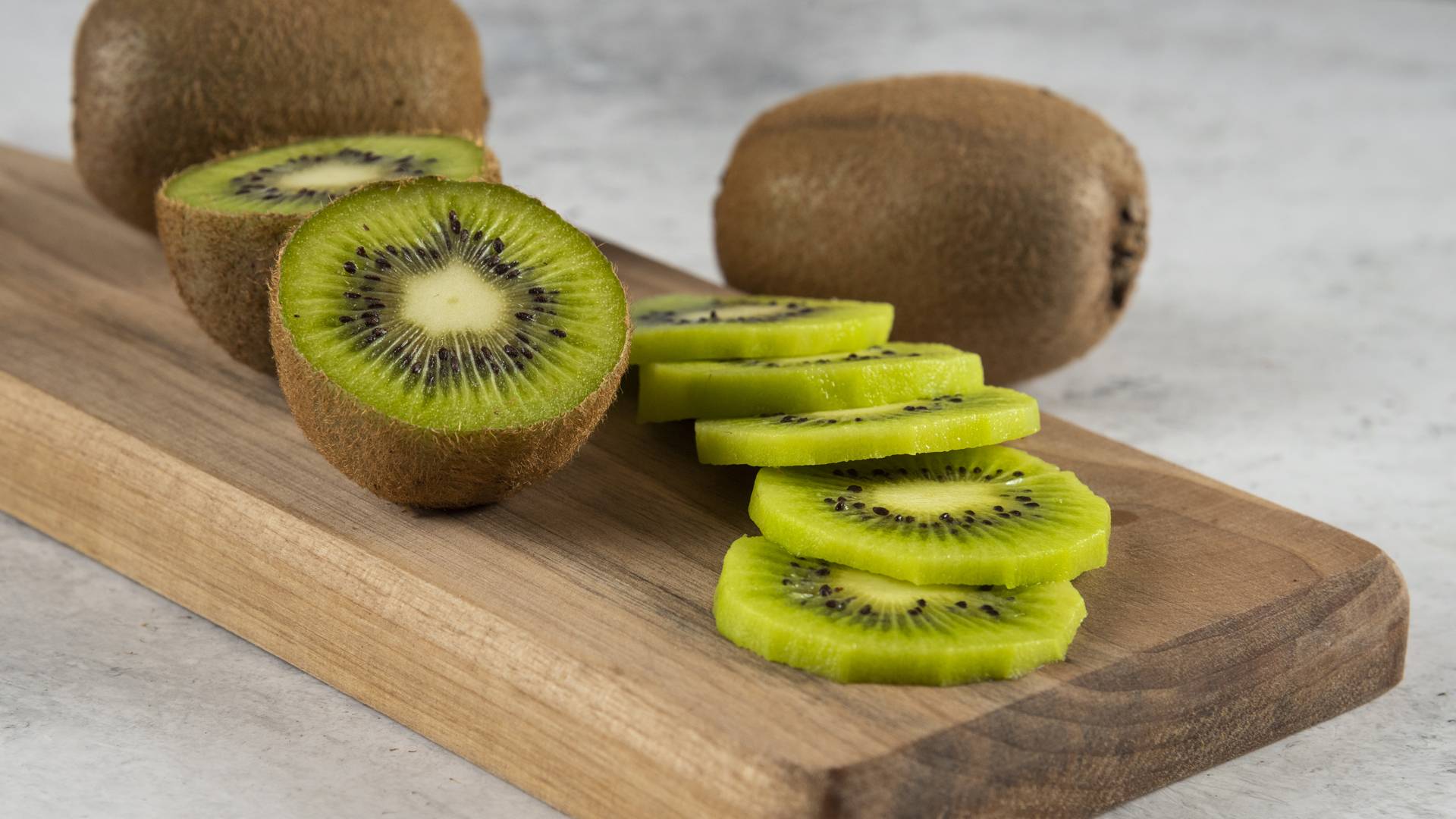 Why do so many people eat kiwifruit with skin? Is it just a fad or a ...