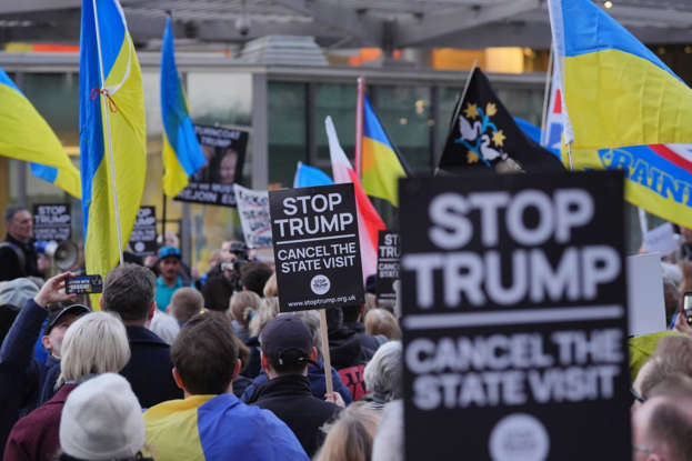 Pro-Ukraine protesters demand ‘Putin’s puppet’ Trump is stripped of UK ... Pro-Ukraine protesters demand ‘Putin’s puppet’ Trump is stripped of UK ...
