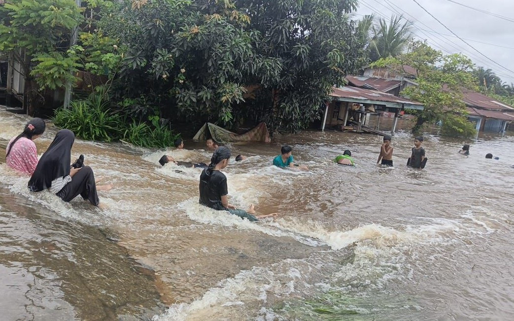 Banjir di Jalan Nelayan Rumbai Kian Parah, Warga Minta Pemerintah ...
