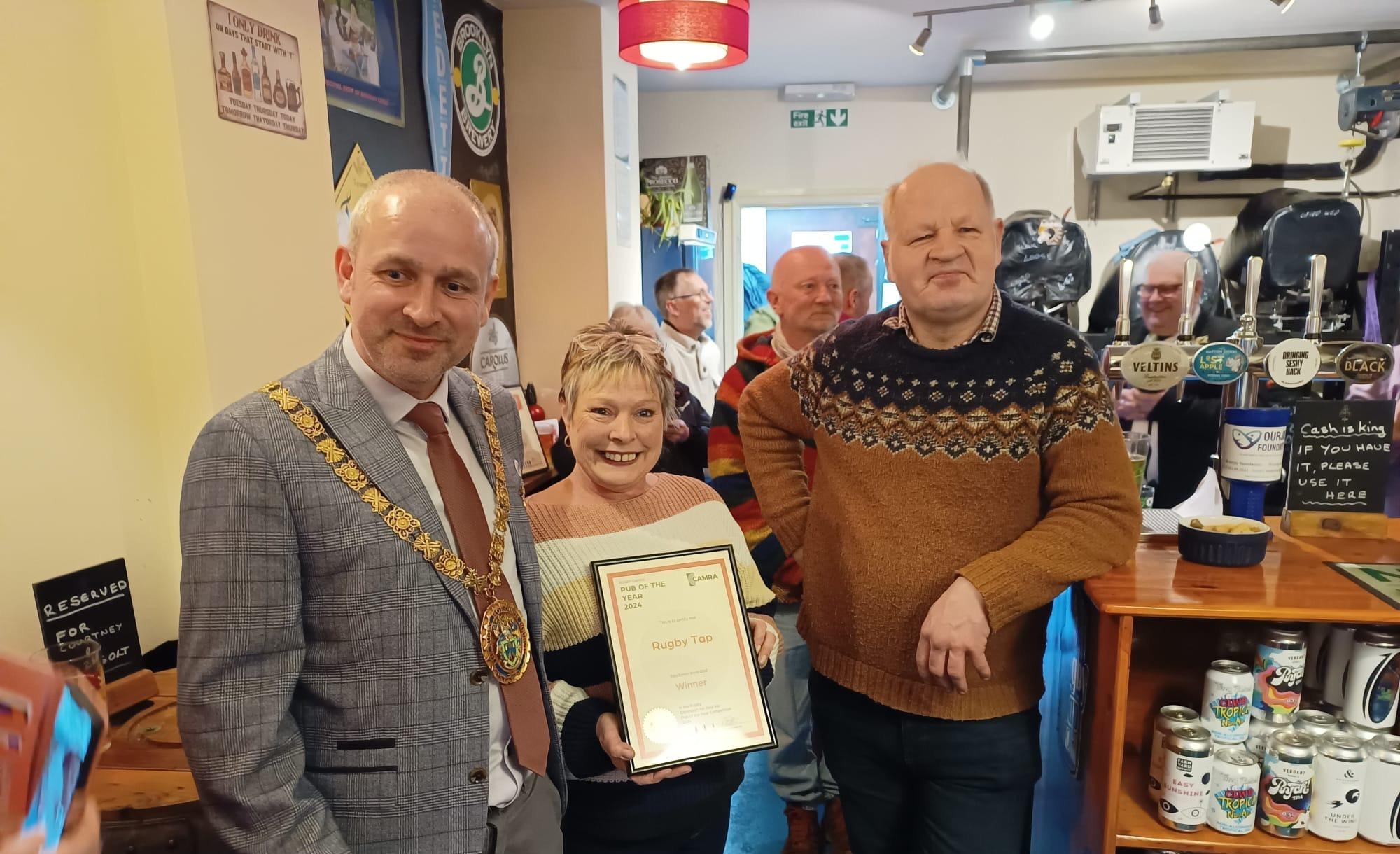 Small pub makes big impact on community to win Rugby Pub of the Year award