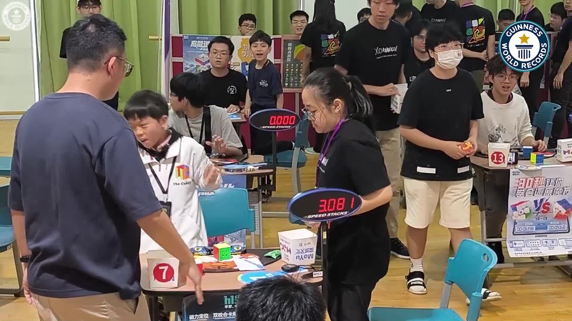 Yiheng Wang, 11 anni, stabilisce il record di cubo rotante più veloce