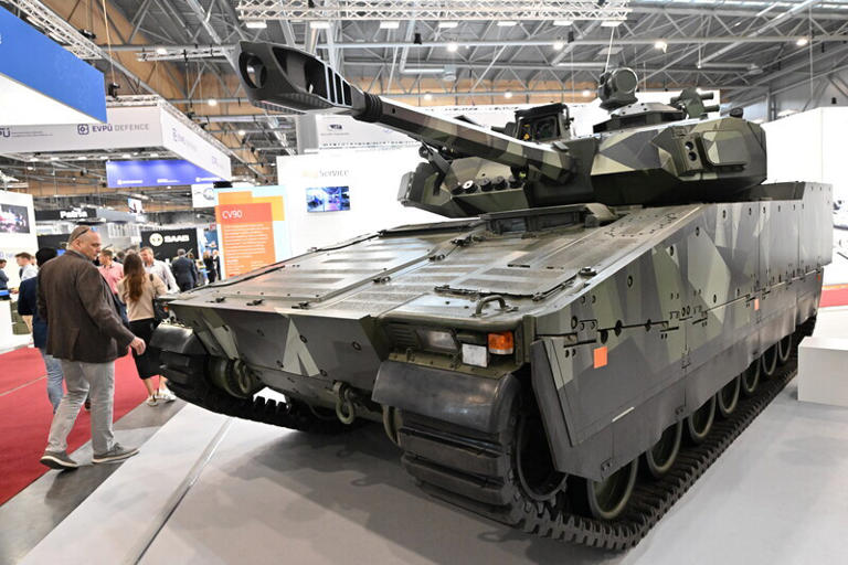 Česko podle Černochové ušetří při nákupu obrněnců CV90 půl miliardy Kč