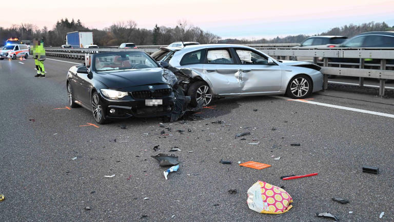 Mann leicht verletzt: Drei Autos kollidieren auf A1 miteinander