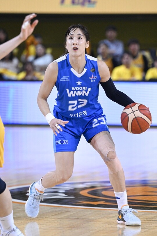 [WKBL PO 리뷰] ‘3Q 18-7’ 우리은행, KB에 역전승 … 시리즈 전적 2승 1패