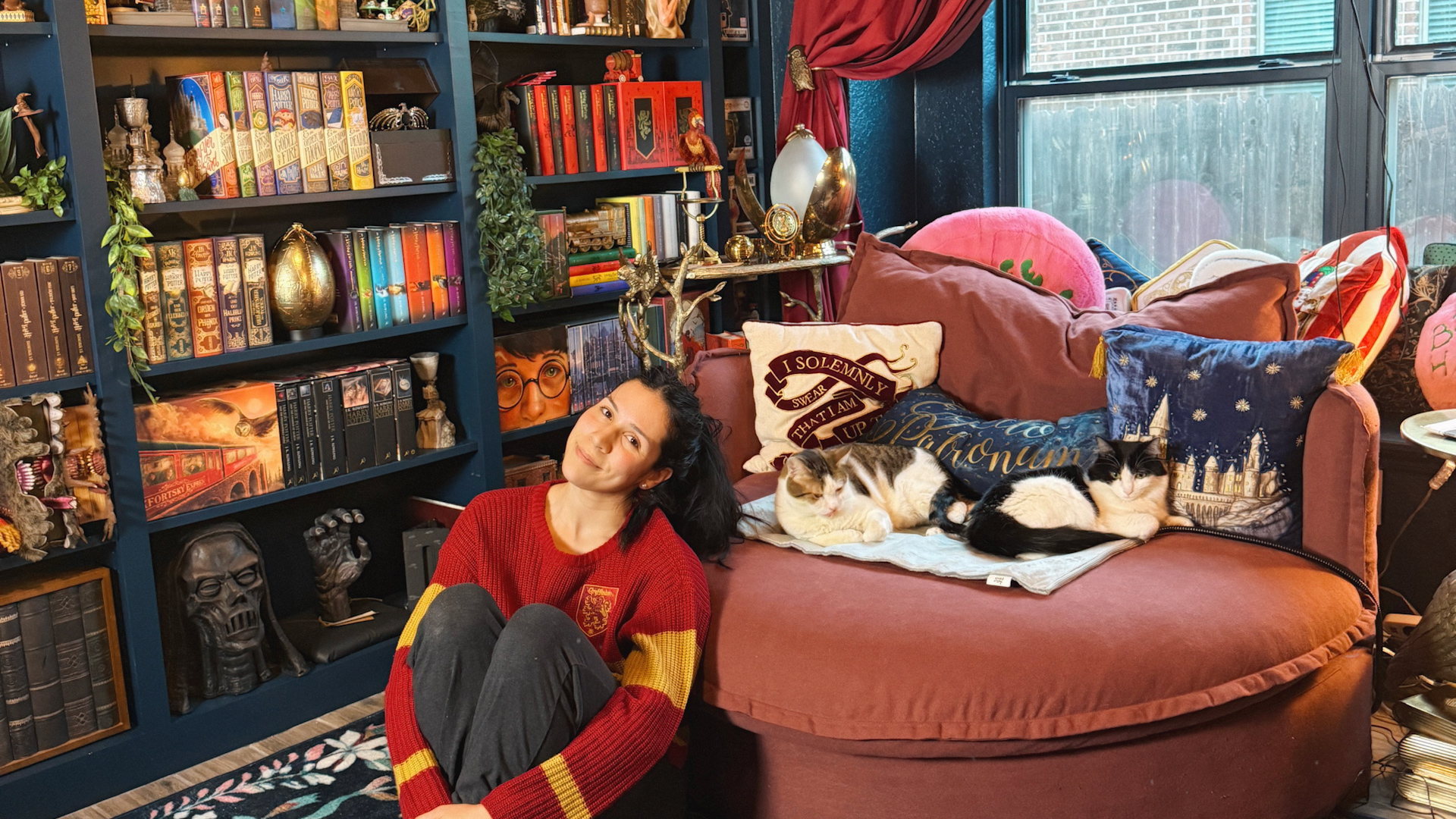 Woman turns office into Harry Potter haven with Gryffindor desk and owl ...