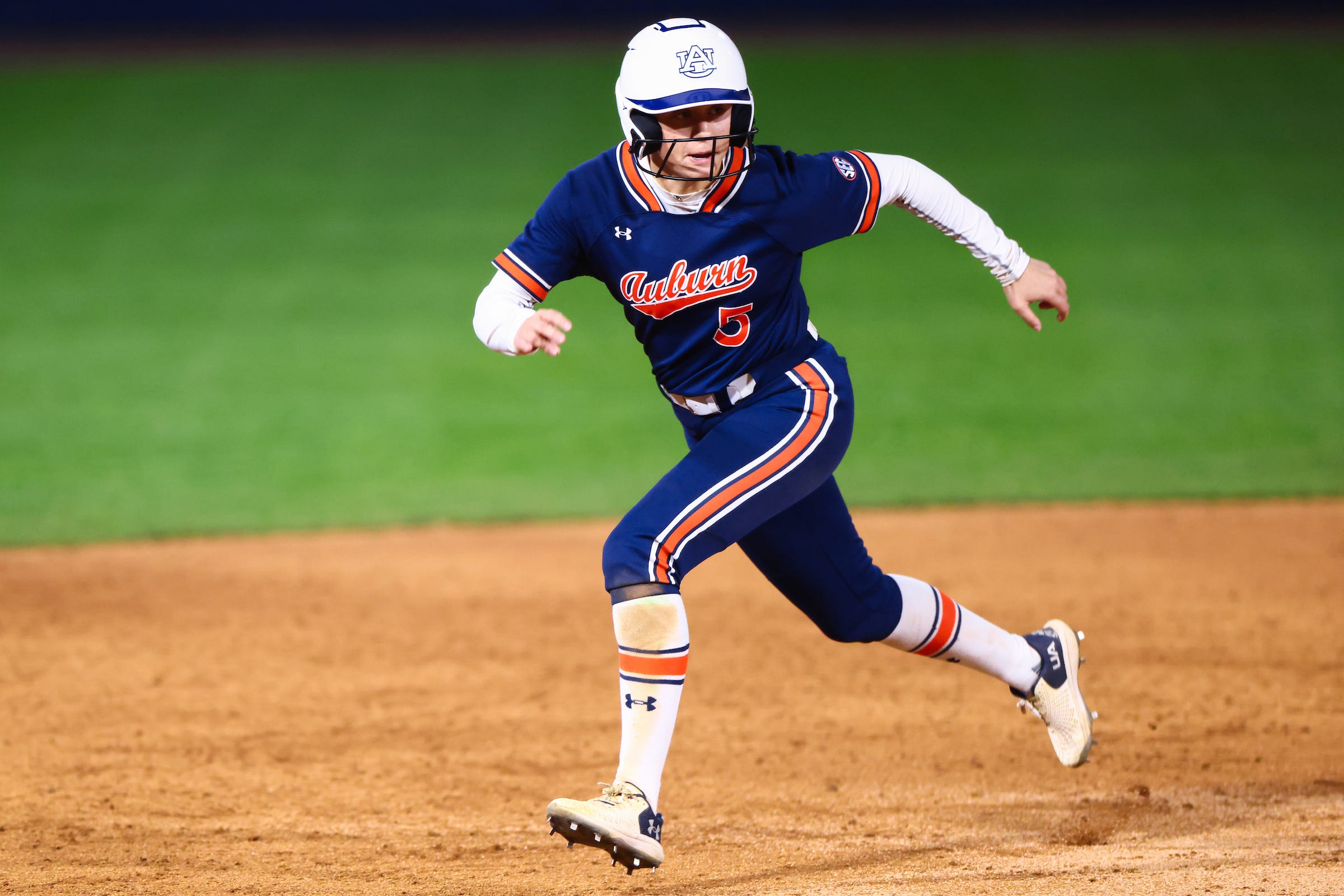 Auburn softball scores 12 runs in 4th inning, routs Troy on Wednesday