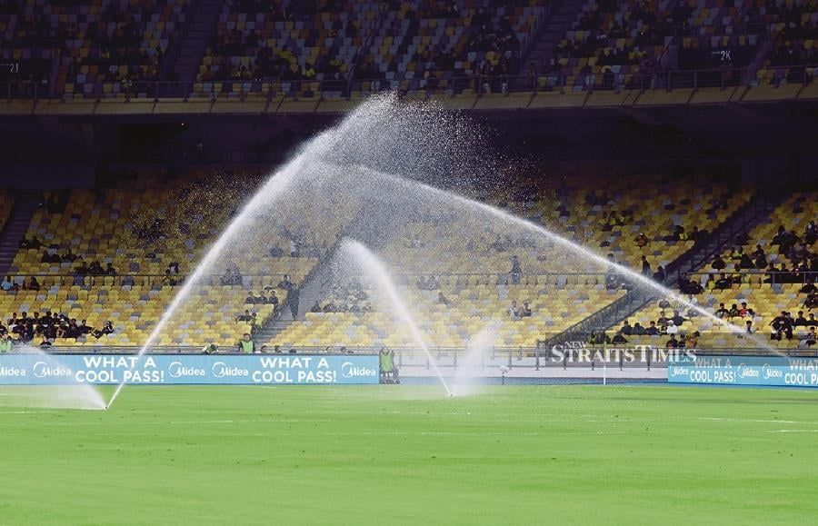 Dulu dikritik, lapangan stadion kebanggaan Malaysia kini dapat nilai ...