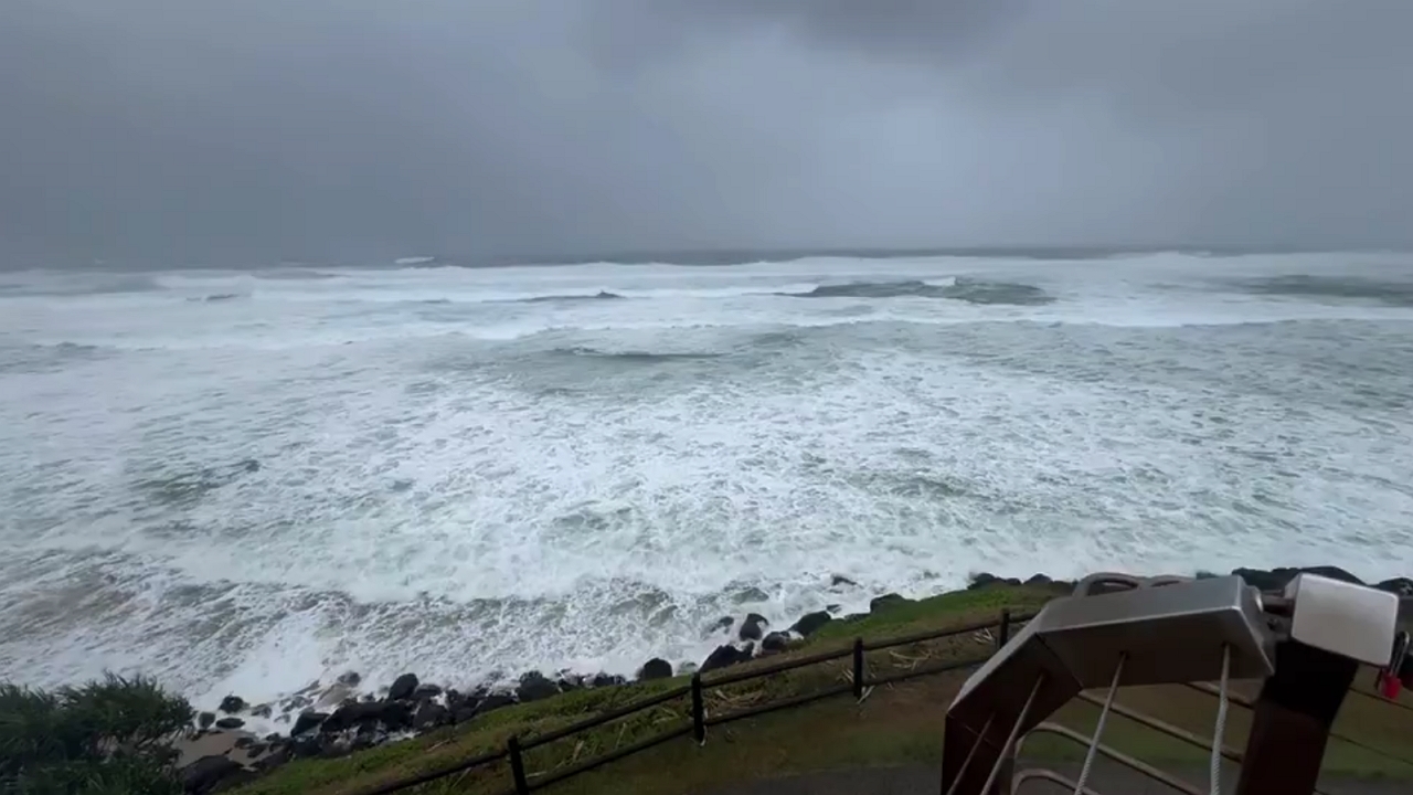 Powerful waves hit Ballina as Cyclone Alfred approaches in New South ...