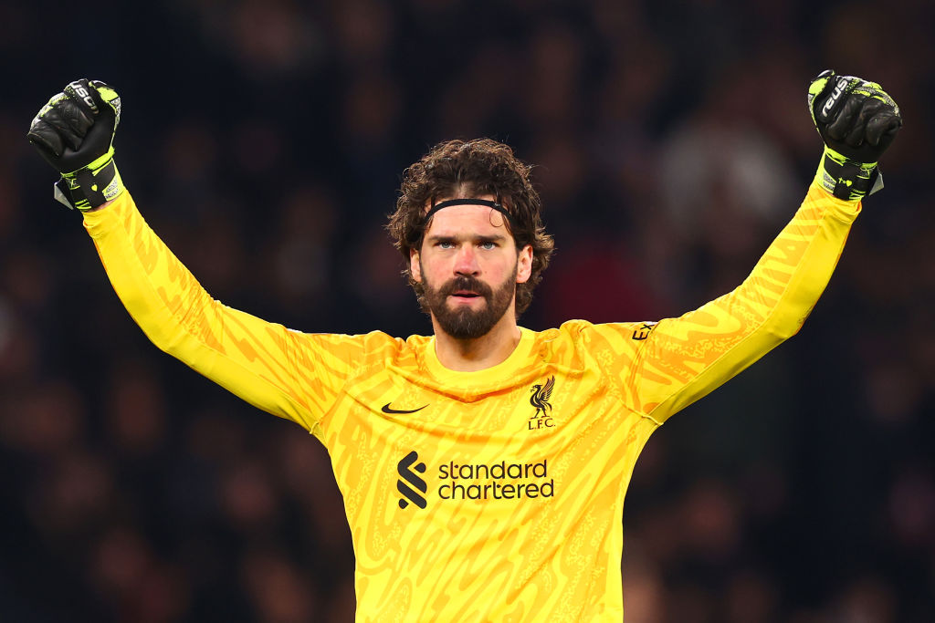 De substituível a 'melhor do mundo', Alisson marca território no Liverpool