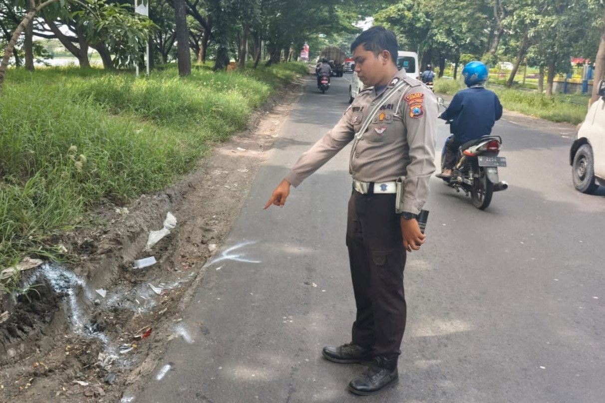 Pemotor Asal Lamongan Tewas Saat Hendak Salip Truk di Gresik Pemotor Asal Lamongan Tewas Saat Hendak Salip Truk di Gresik