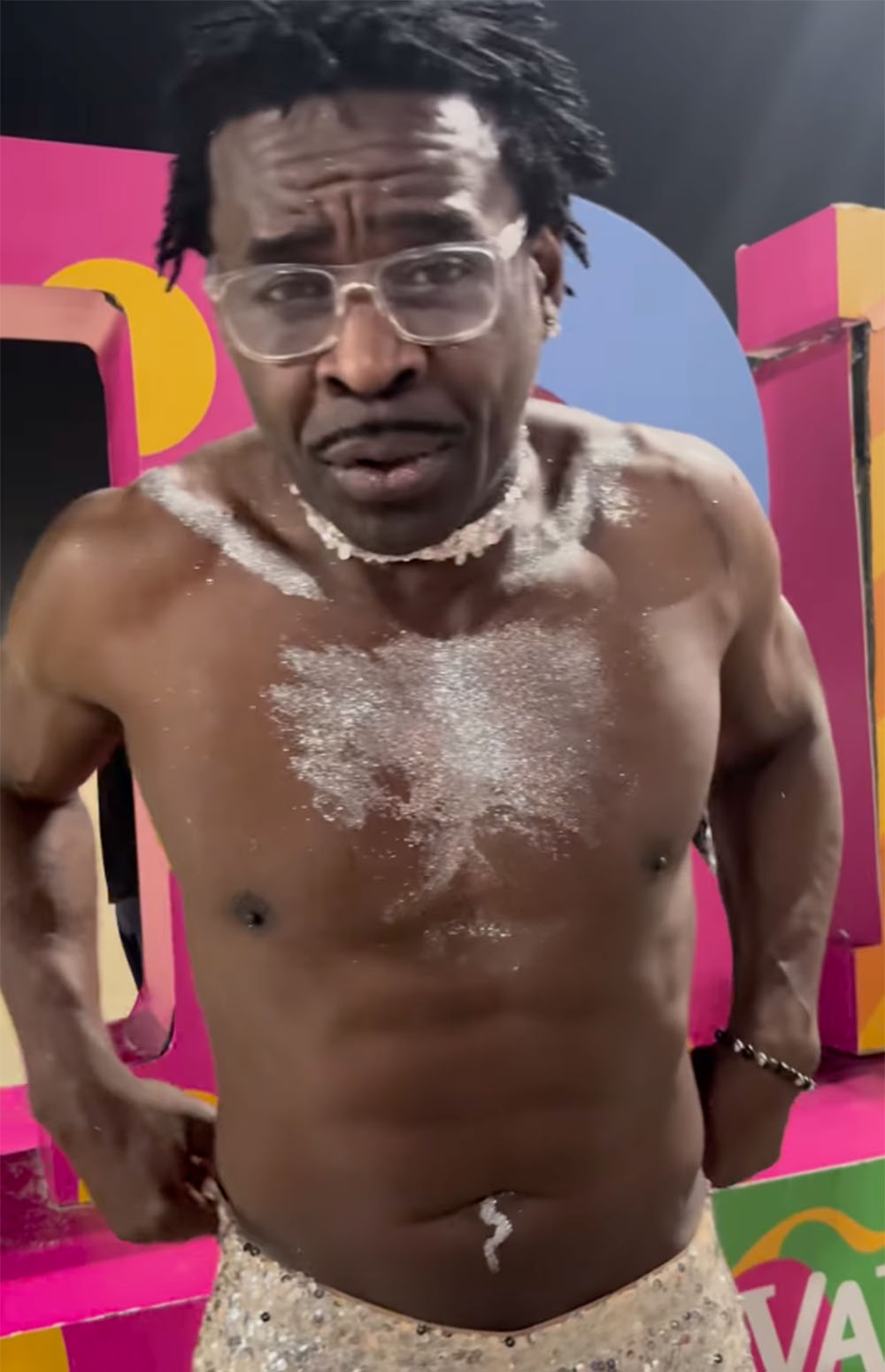 Shirtless Michael Irvin goes viral during crazy 59th birthday celebration