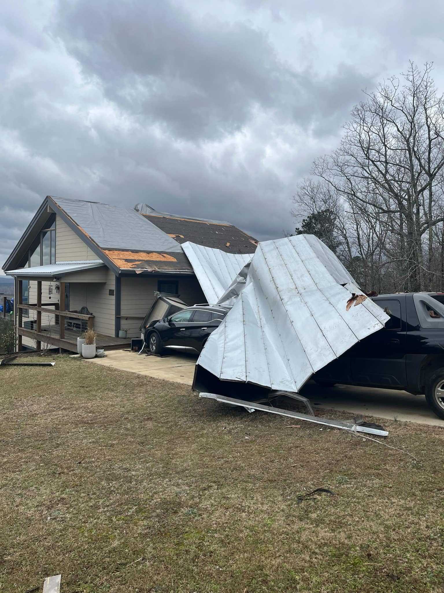 High winds rip roof off Alabama home, leaving trail of damage