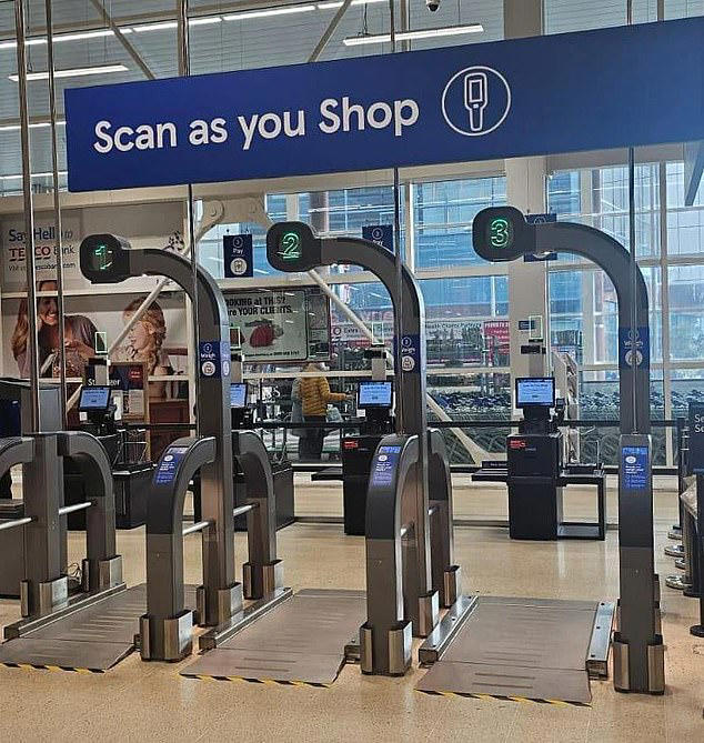 UK shoppers divided by 'dystopian' Tesco self checkouts