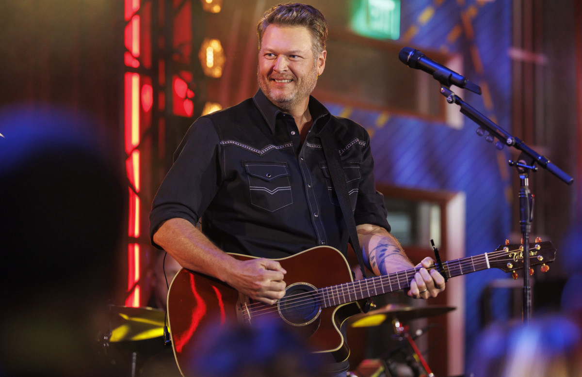 Blake Shelton Doesn't Miss a Beat After Fan Hands Him Unexpected Item ... Blake Shelton Doesn't Miss a Beat After Fan Hands Him Unexpected Item ...