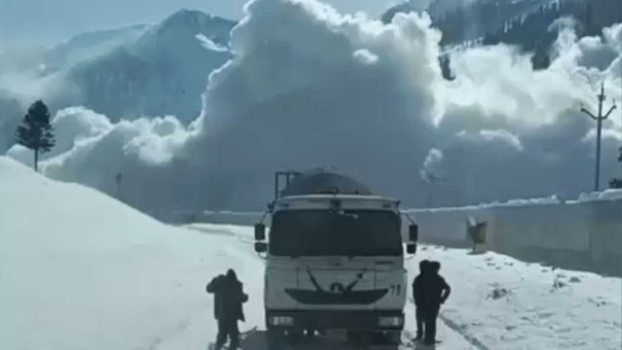 ¡Momento de terror! Avalancha masiva se acerca a un camión en el norte de la India