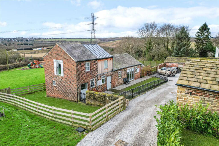 Take a tour around this barn conversion in Leeds with luxurious ...