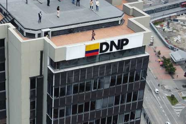 Presidente Petro acepta renuncia de Alexander López y nombra director encargado del DNP