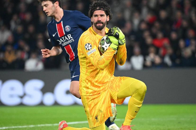 Après son match exceptionnel contre le PSG, Alisson a été élu joueur de ...