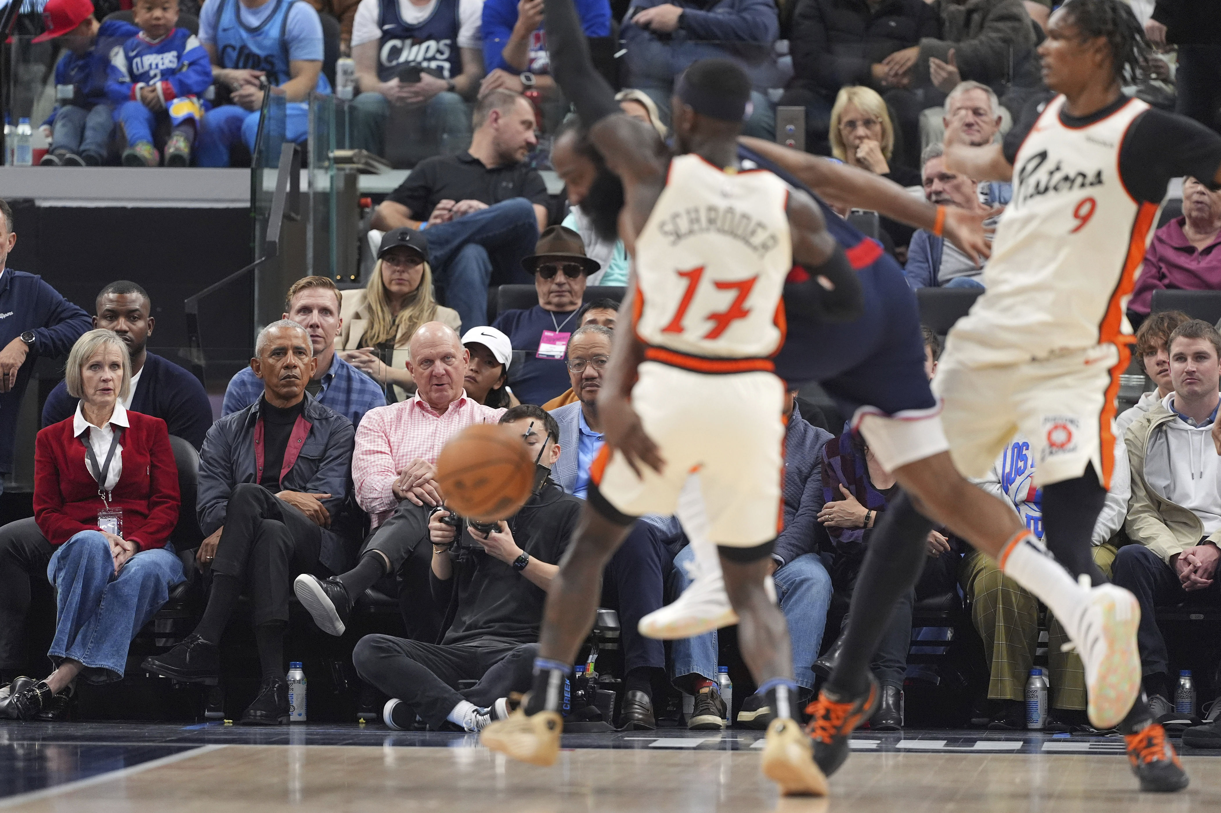 Barack Obama attends Clippers game without Michelle as she continues to ...