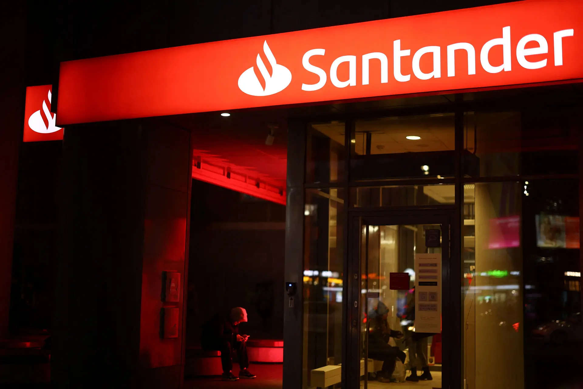 Santander Banking App Down: Users hit by outage, hundreds of customers ...
