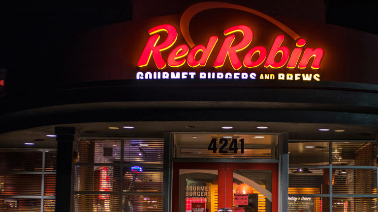 Red Robin considers closing 70 restaurants
