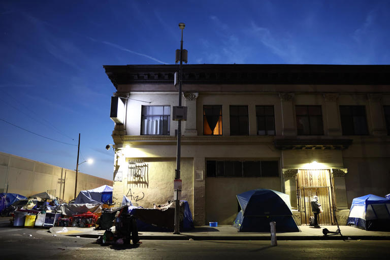 Lack of clarity, oversight hamper L.A. homelessness programs: Report