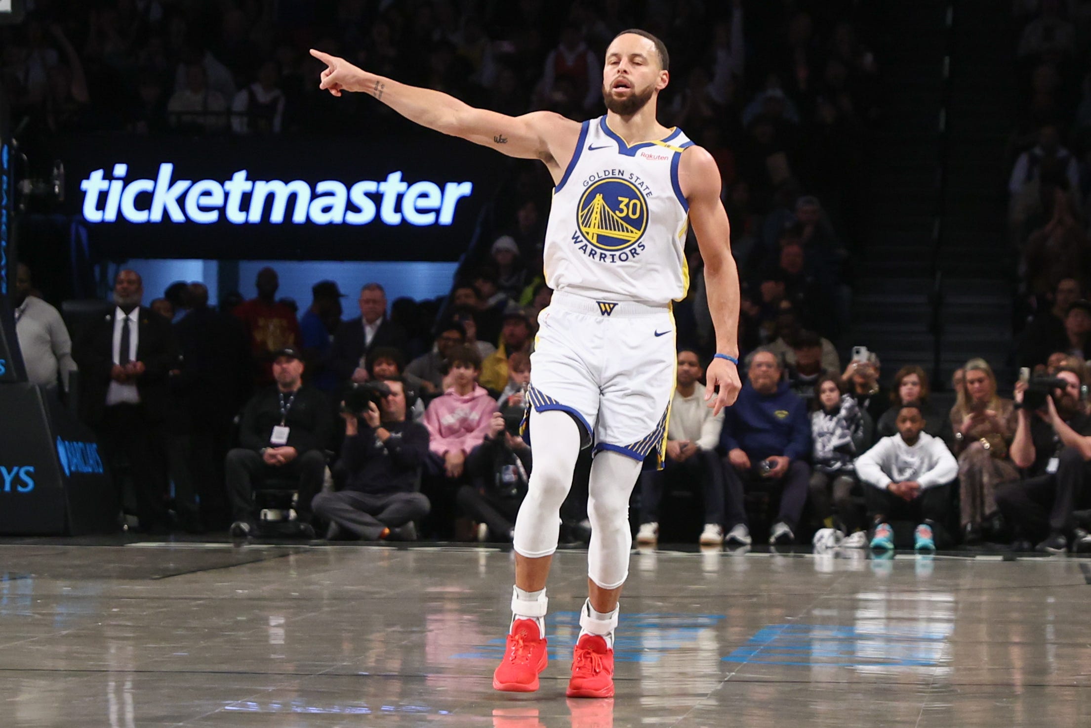 Steph Curry hits must-see turnaround jumper to end second quarter vs. Nets