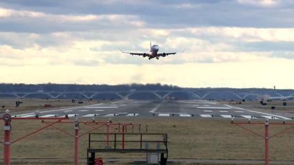 Gusty winds force plane to abort landing at Reagan National in Washington
