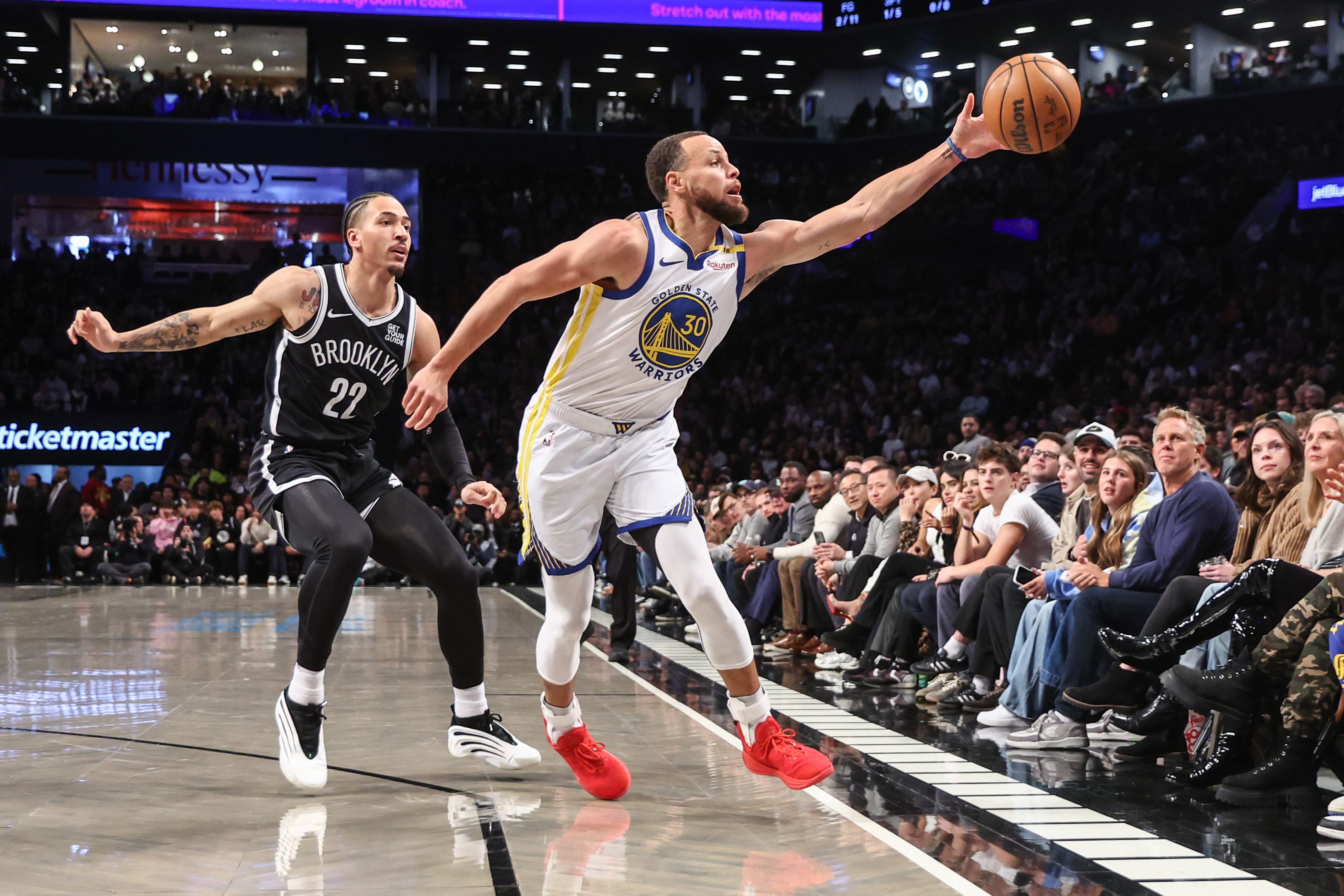 Steph Curry scores 40 points to lead Warriors' comeback vs. Nets, 121-119