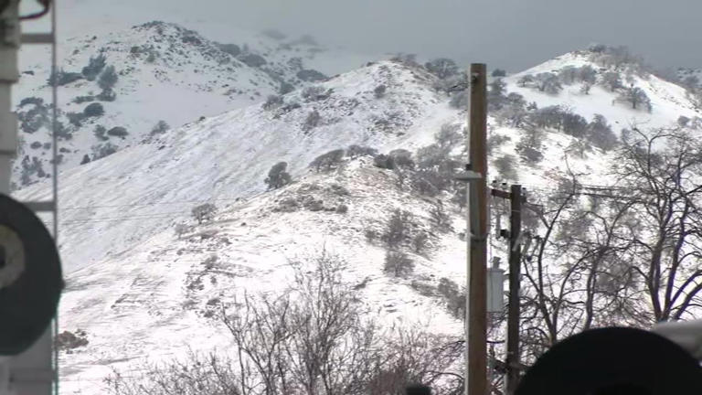 Snowfall fills streets of Tehachapi