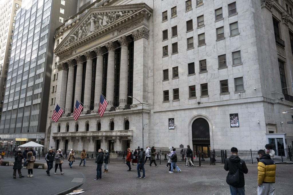 Stock Market Extends Selloff Amid Trump Tariff Anxiety; Tech Slump Puts ...