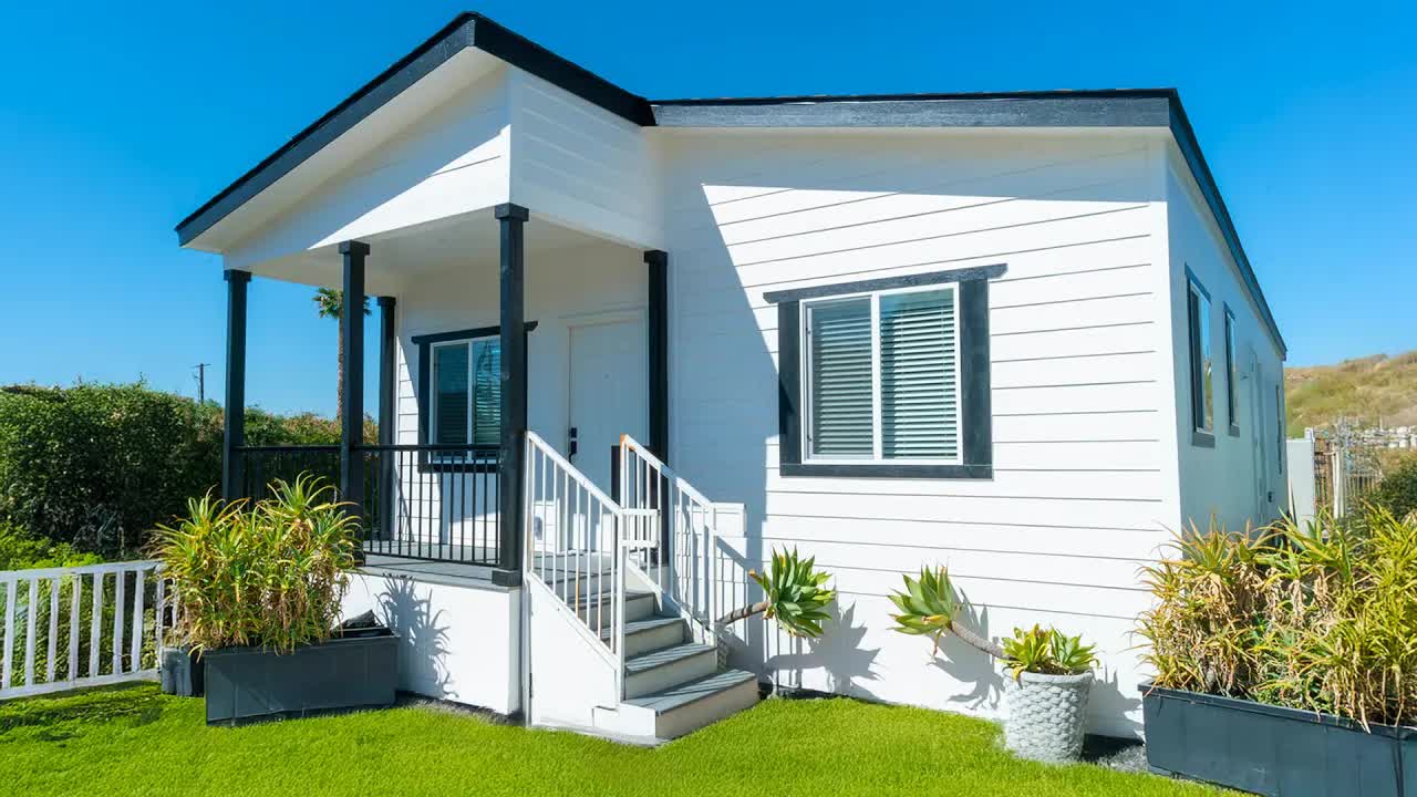 SM 25024 by Silvercrest Homes | 2-3 bed, 2 bath house tour
