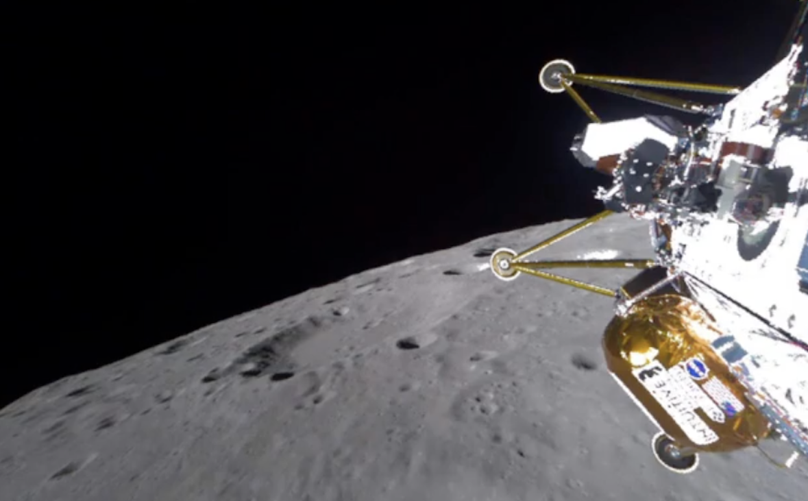 U.S. spacecraft encounters problem during its ambitious moon landing