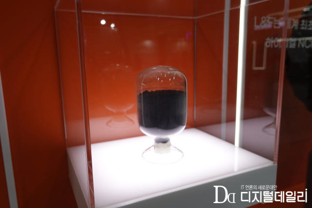 "승부는 단가가 가른다"...'LMR⋅LFP⋅미드니켈' K-양극재 '각양각색' [인터배터리 2025]