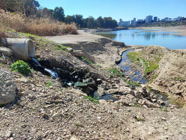 Seyhan Nehri’nde su çekilince pislik ortaya çıktı