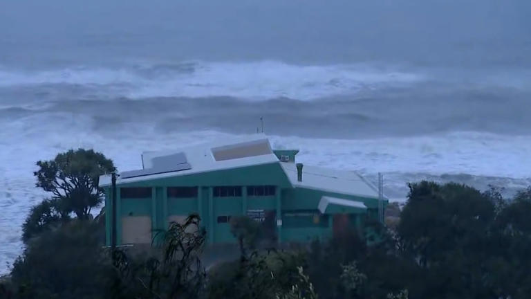 'Worst is yet to come': Stradbroke Island locals brace for cyclone
