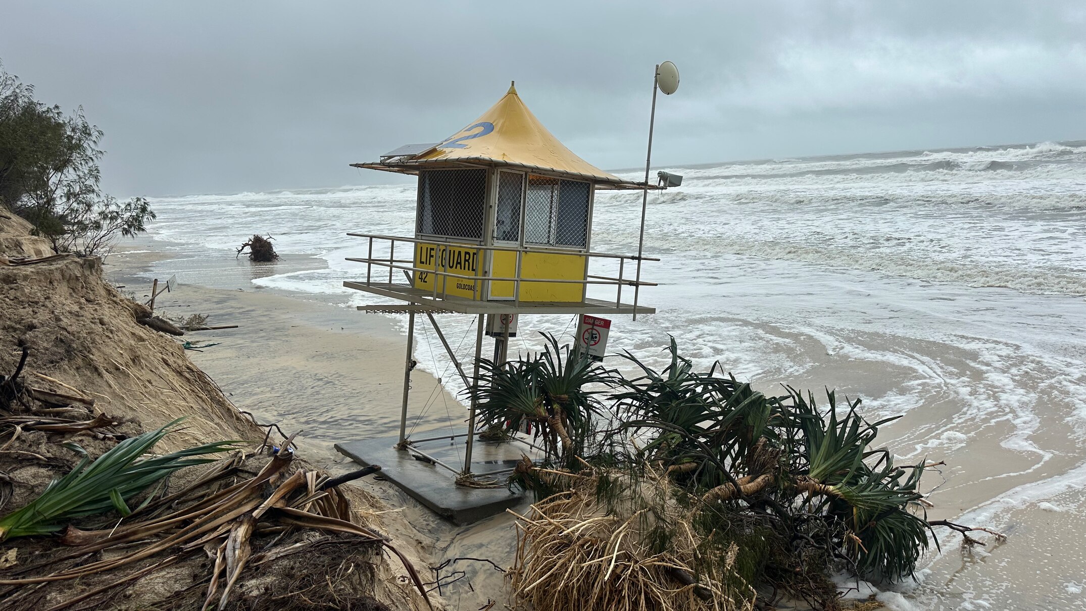 Cyclone Alfred expected to hit outer islands early Saturday morning
