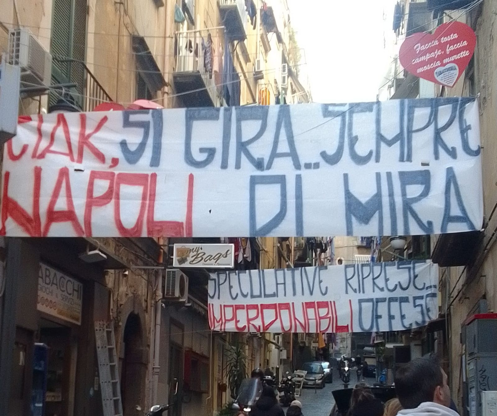 Napoli, ai Quartieri Spagnoli striscioni contro la cultura di Gomorra