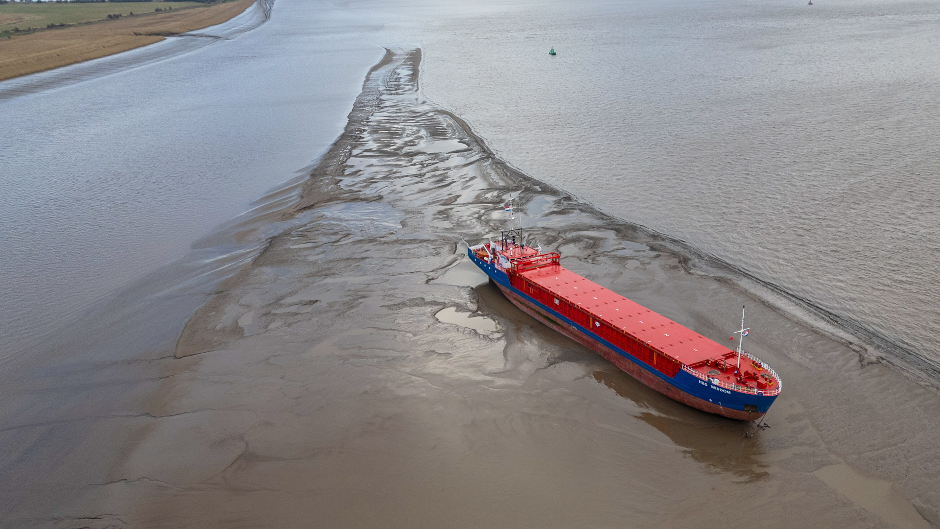 260ft cargo ship stuck in the Humber Estuary after three failed rescue ...