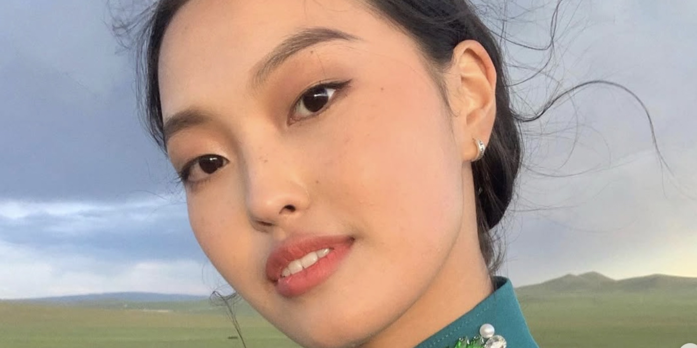Denna mongoliska modell firar sitt land med elegans
