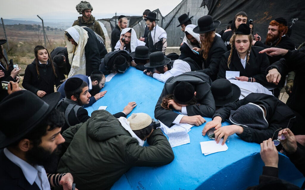 IDF escorts hundreds of ultra-Orthodox Jews to pray at tomb straddling ...